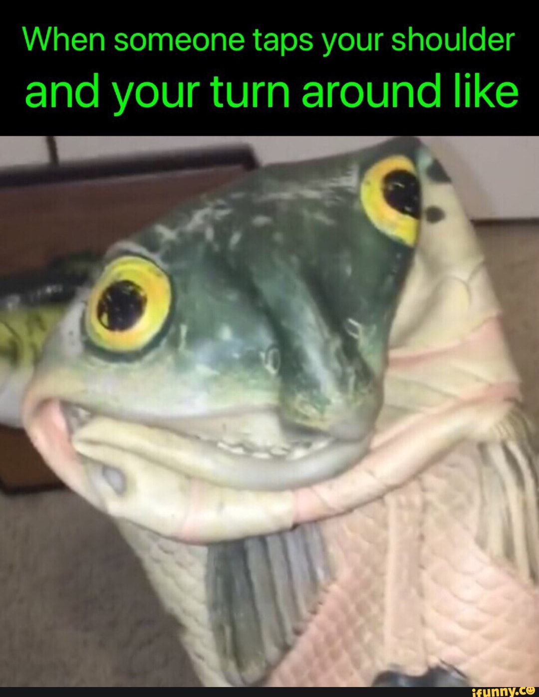 When someone taps your shoulder and your turn around like - iFunny Brazil